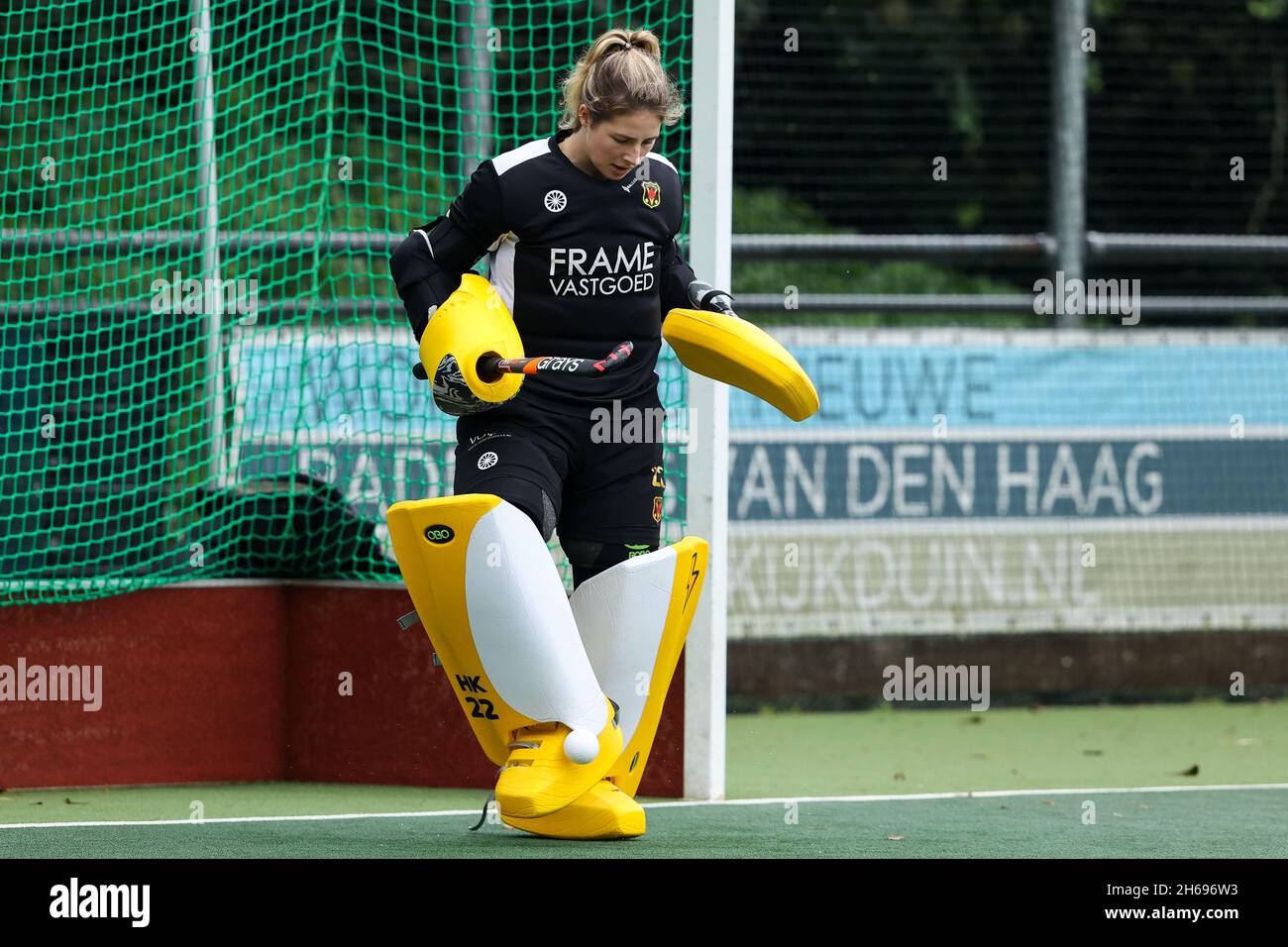 DEN HAAG, NETHERLANDS - NOVEMBER 14: Warming up of Hannah Klunder of ...