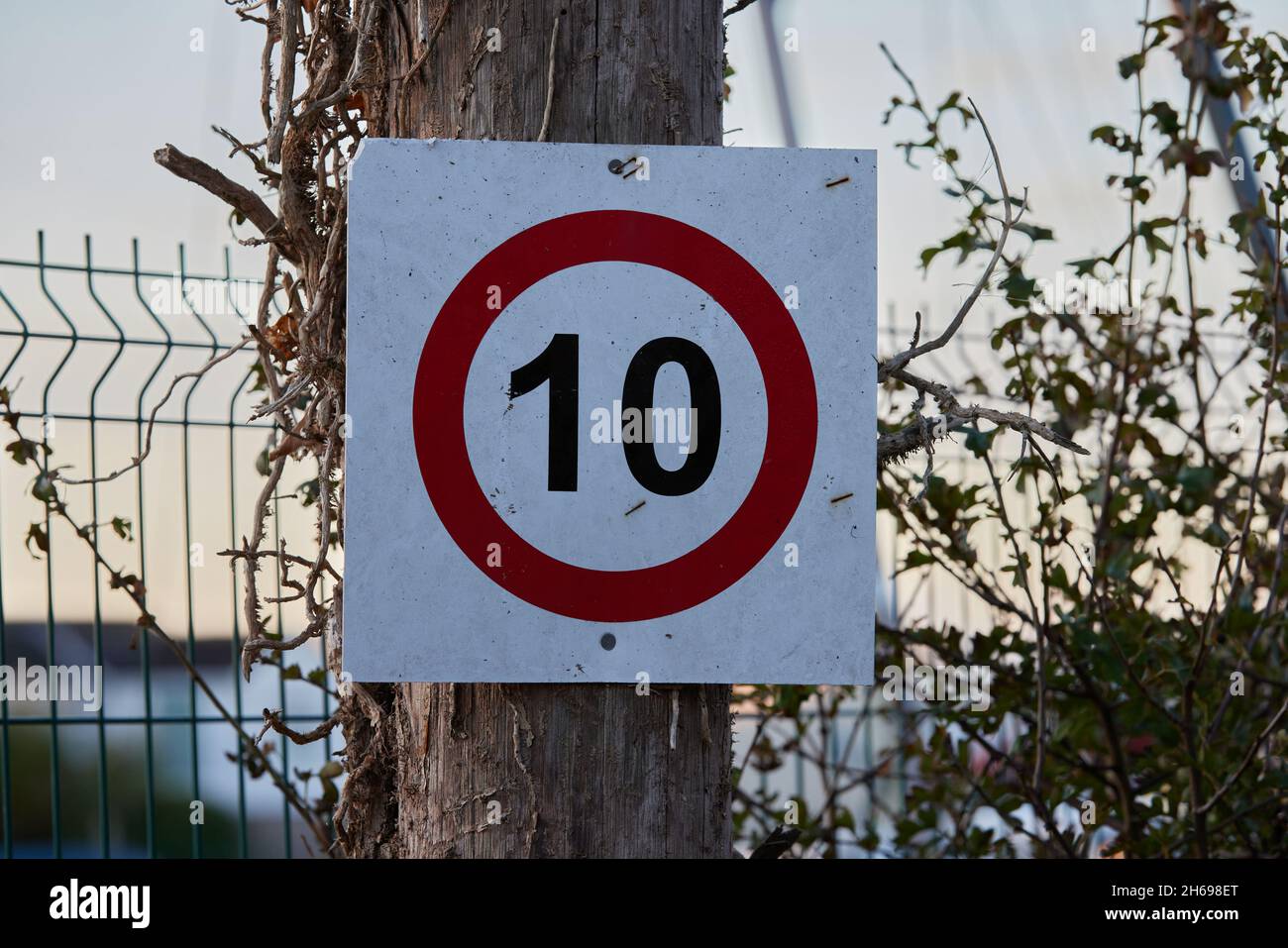 10 mph speed limit traffic road sign Stock Photo - Alamy