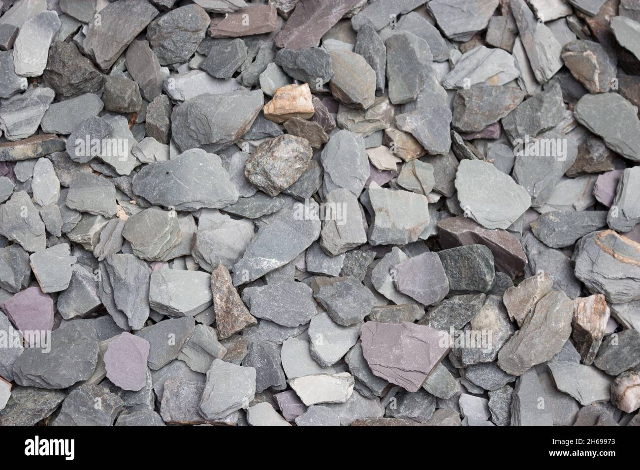 Slate Gravel, Chippings, Graphite Grey, Walkway Stock Photo - Alamy