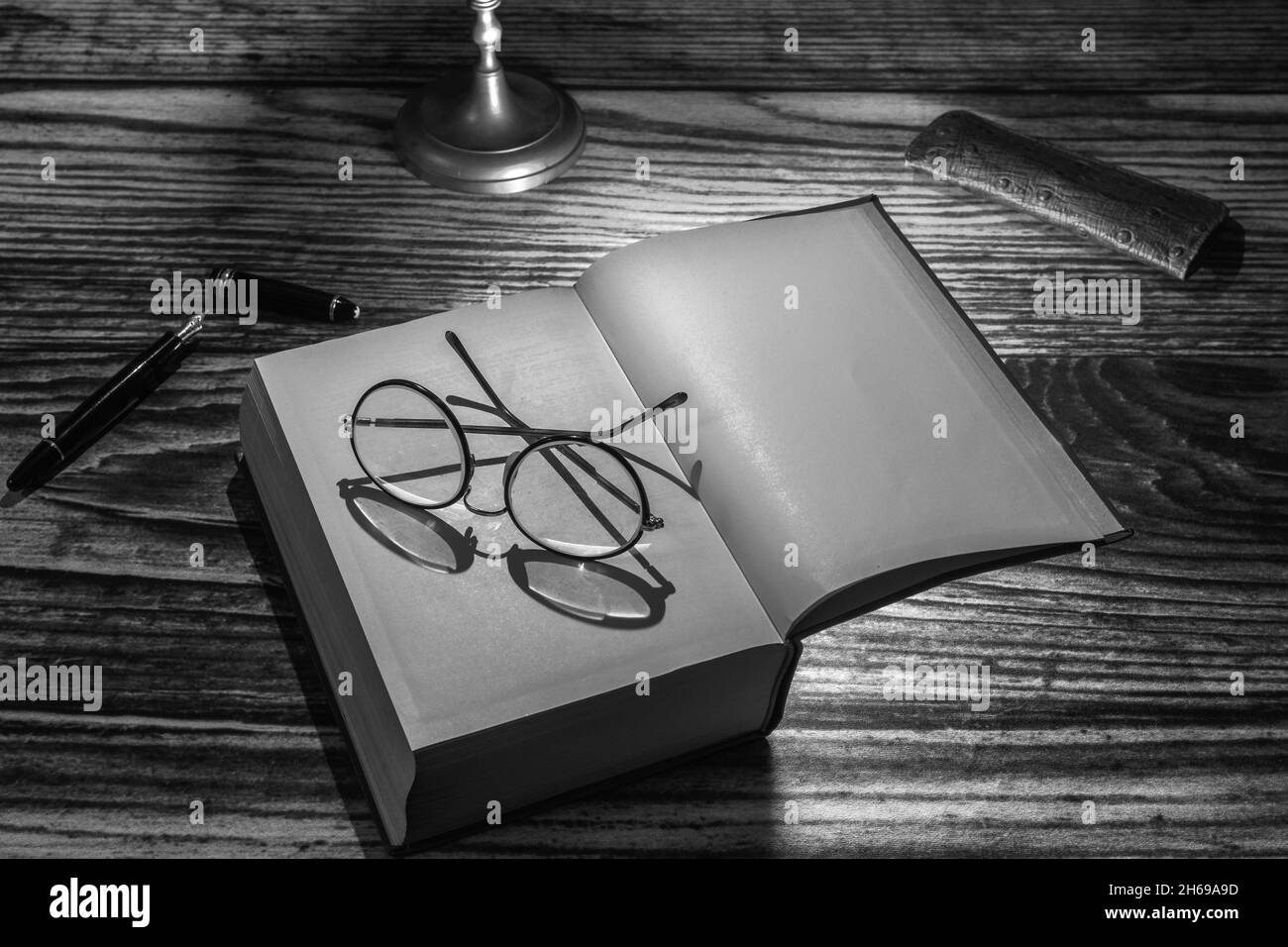 Classic book art Black and White Stock Photos & Images - Alamy