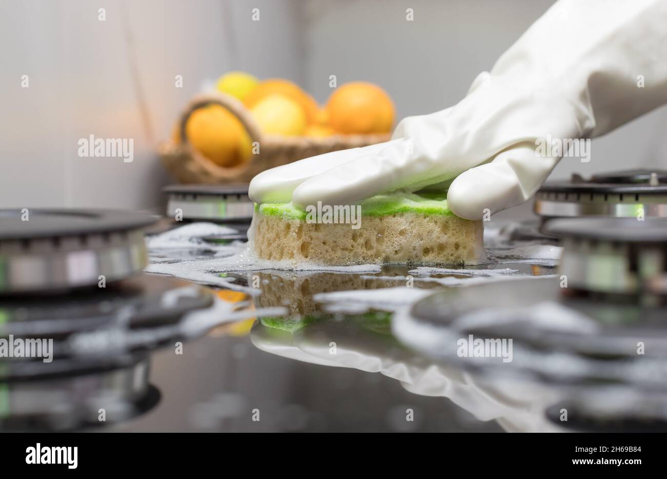 Kitchen stove cleaning hi-res stock photography and images - Alamy
