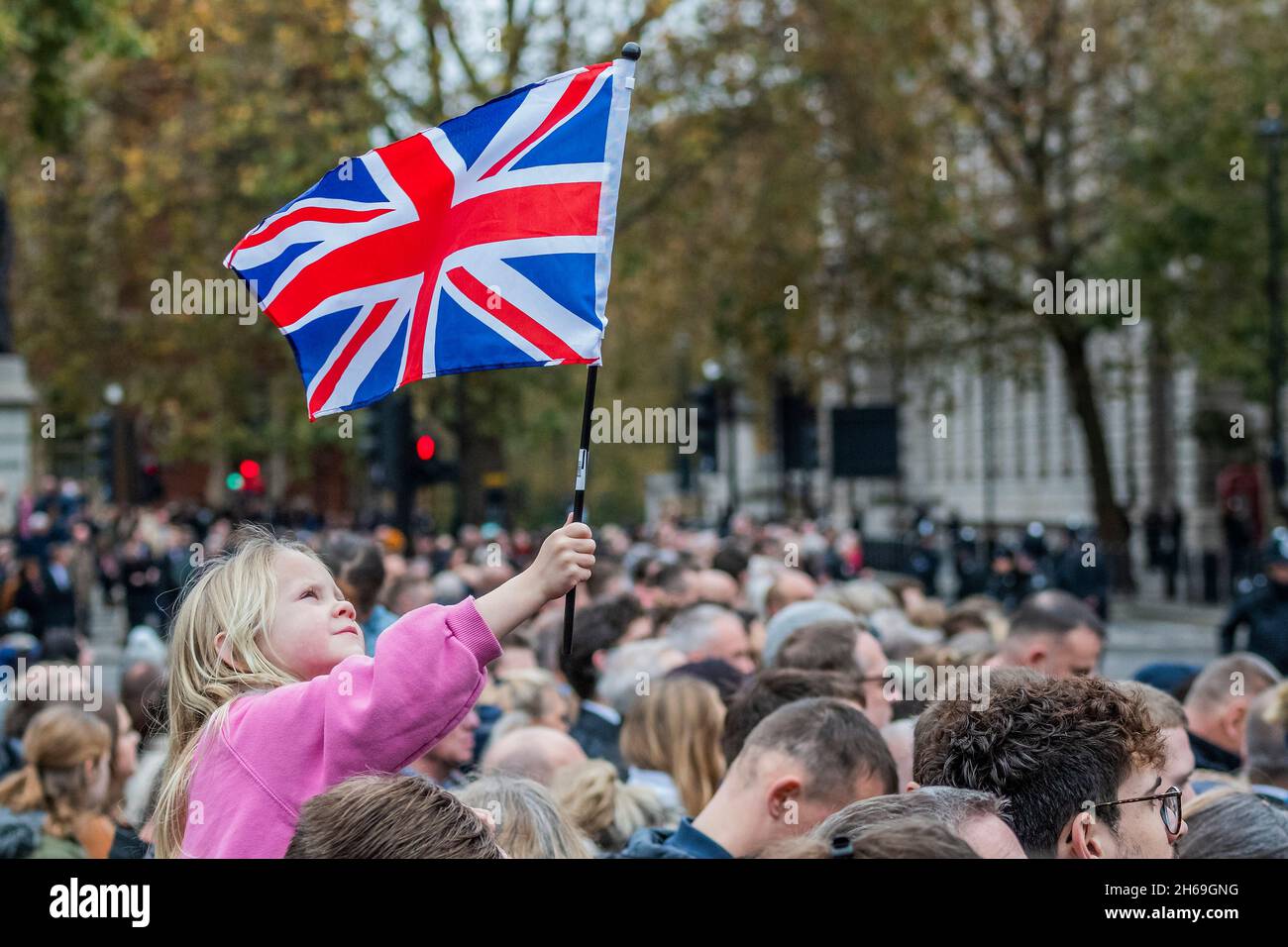 London, UK. 14th Nov, 2021. Patriotic children get on their parents ...