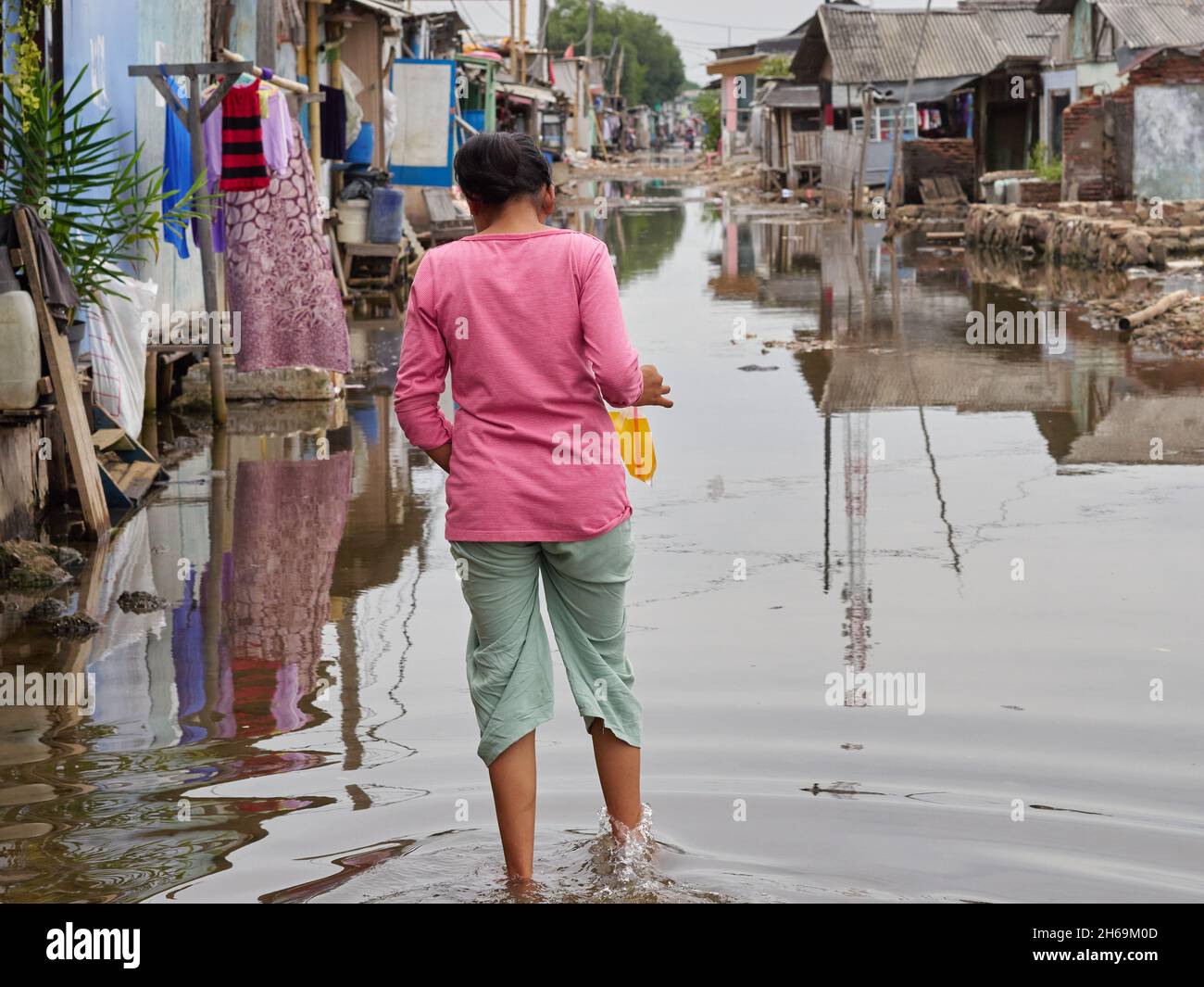 Tangerang Regency, Banten, Indonesia. 12th Nov, 2021. Local folk ...
