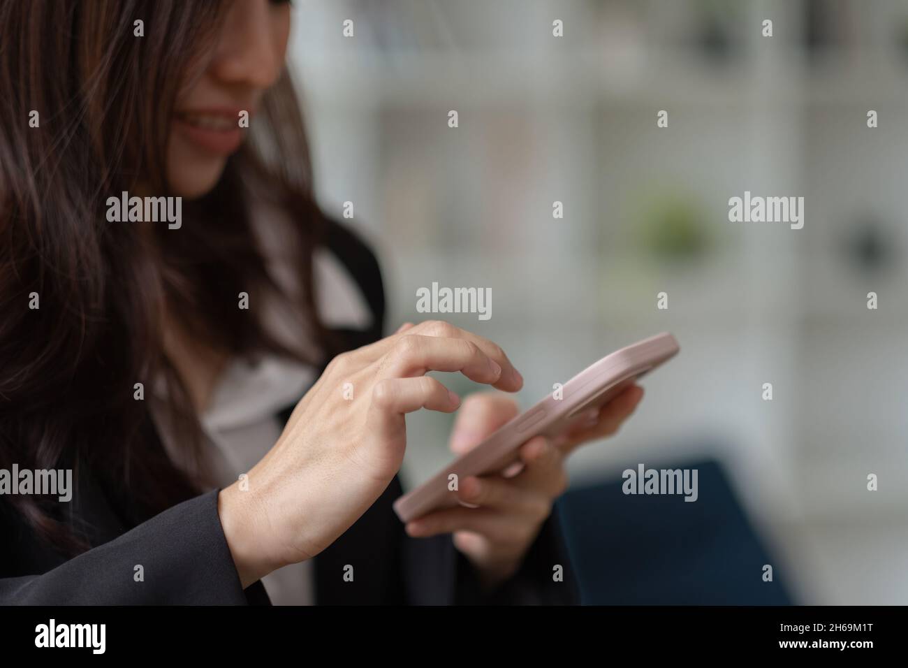Closeup hands holding mobile phone hi-res stock photography and images ...