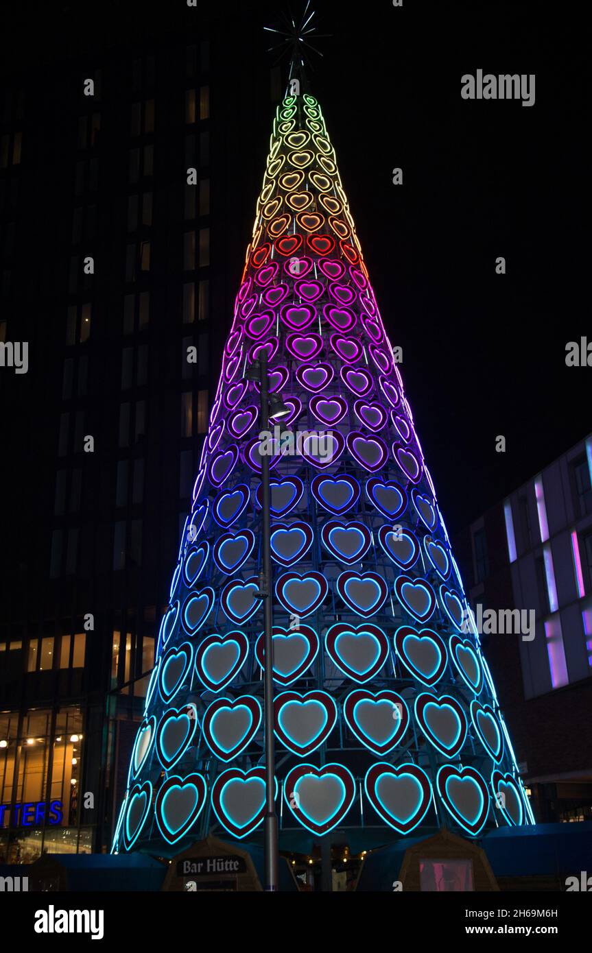 Non Exclusive: Tonight Liverpool city centre switched on Lights for ...