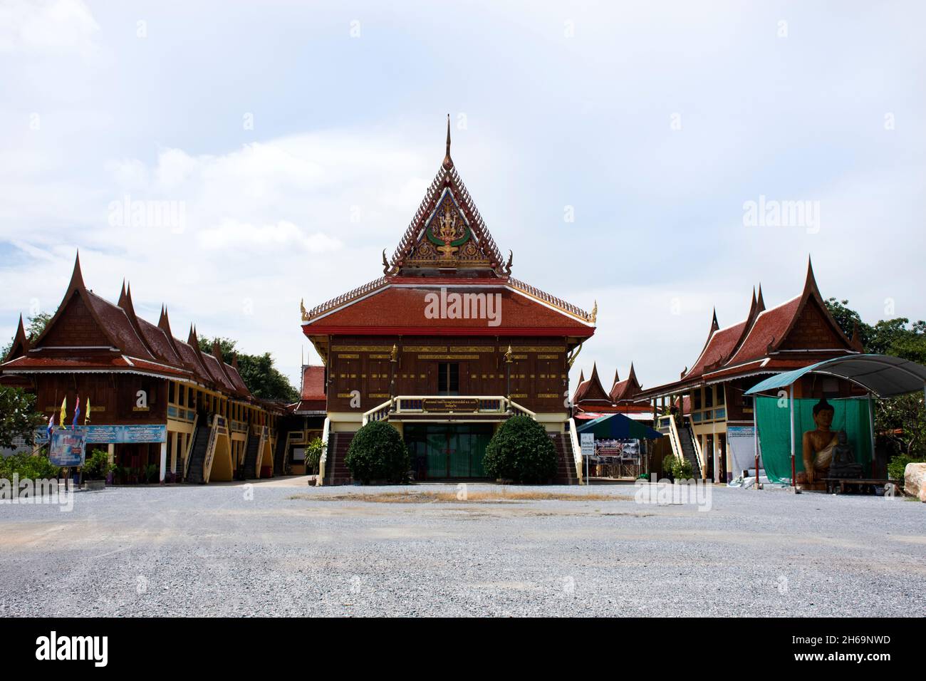 Wat Pathum Wan or canal japan temple for thai people and foreign ...