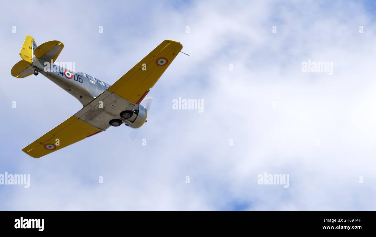 World war ii fighter trainer aircraft hi-res stock photography and ...