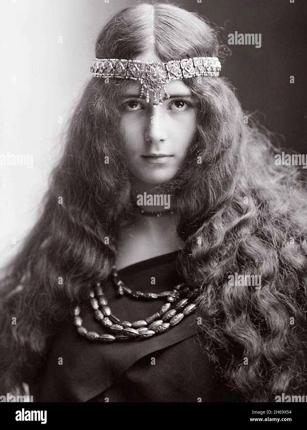 Cléopâtre de Mérode - Photographed by Nadar - French dancer of the ...