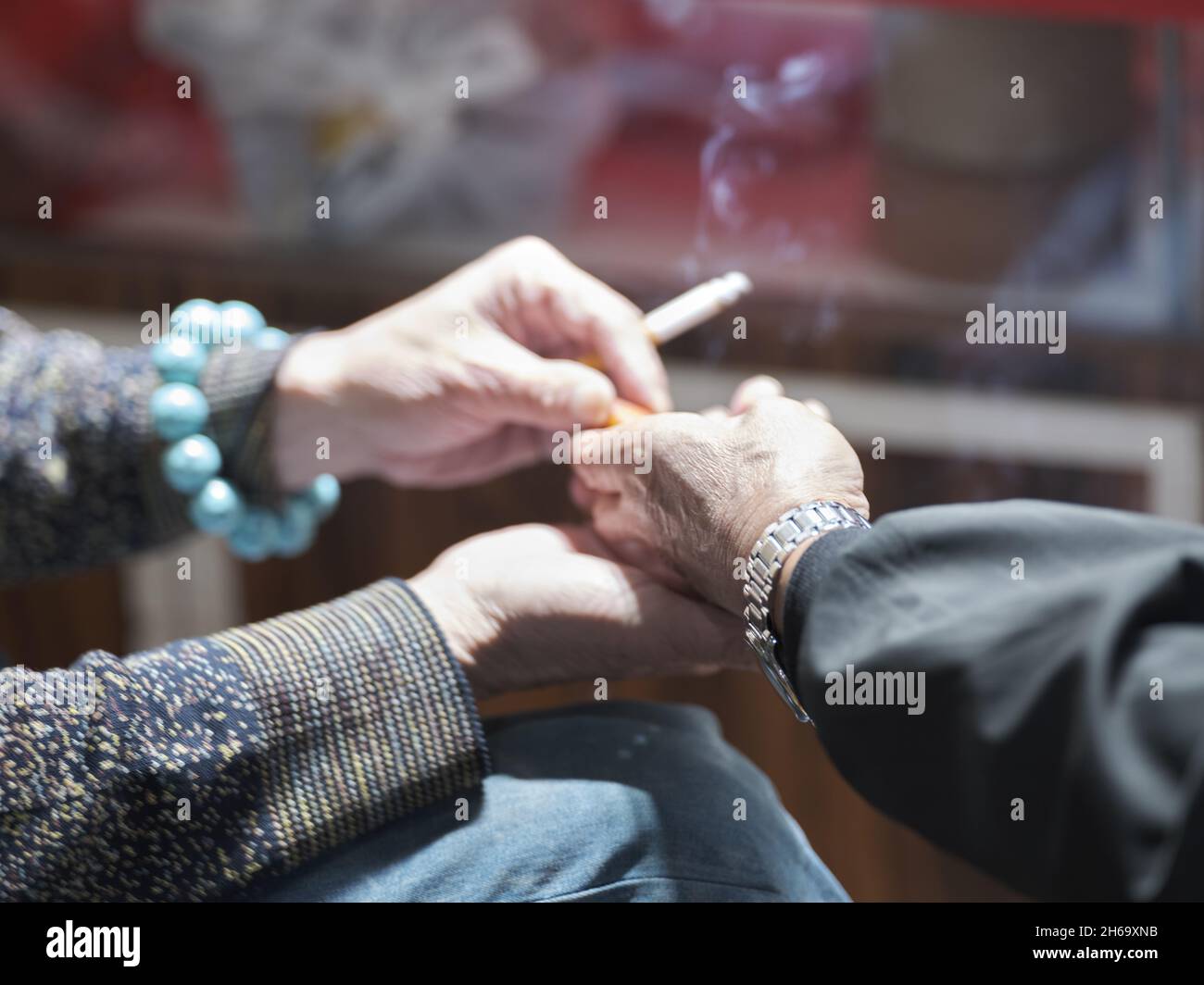 Senior hands hi-res stock photography and images - Alamy