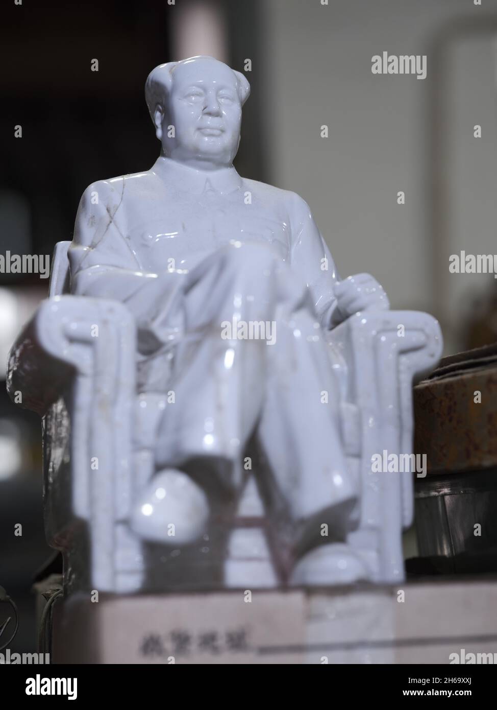 White Mao porcelain figure in a Chinese antique store Stock Photo - Alamy