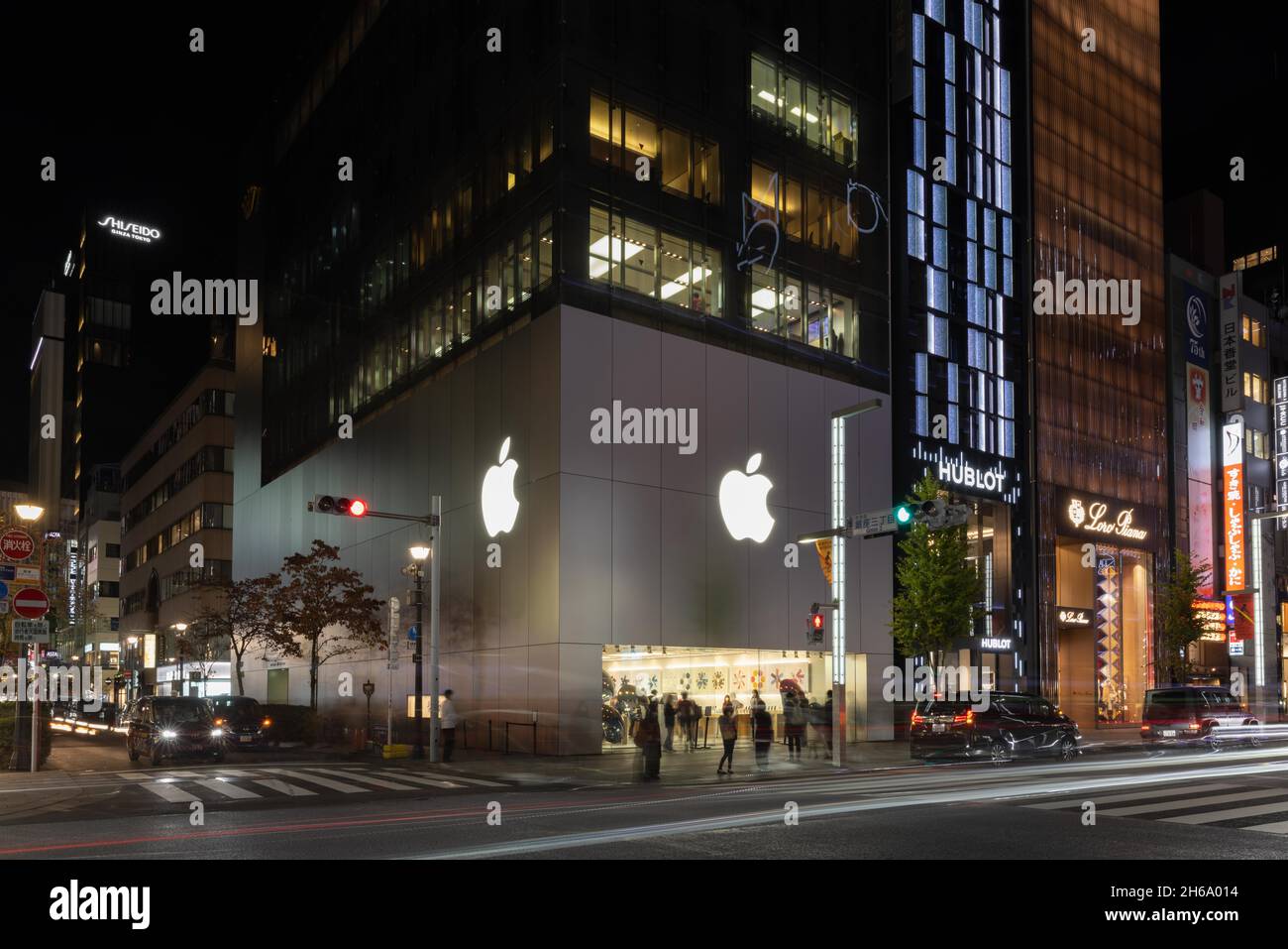 A view of an apple store in Ginza Stock Photo - Alamy