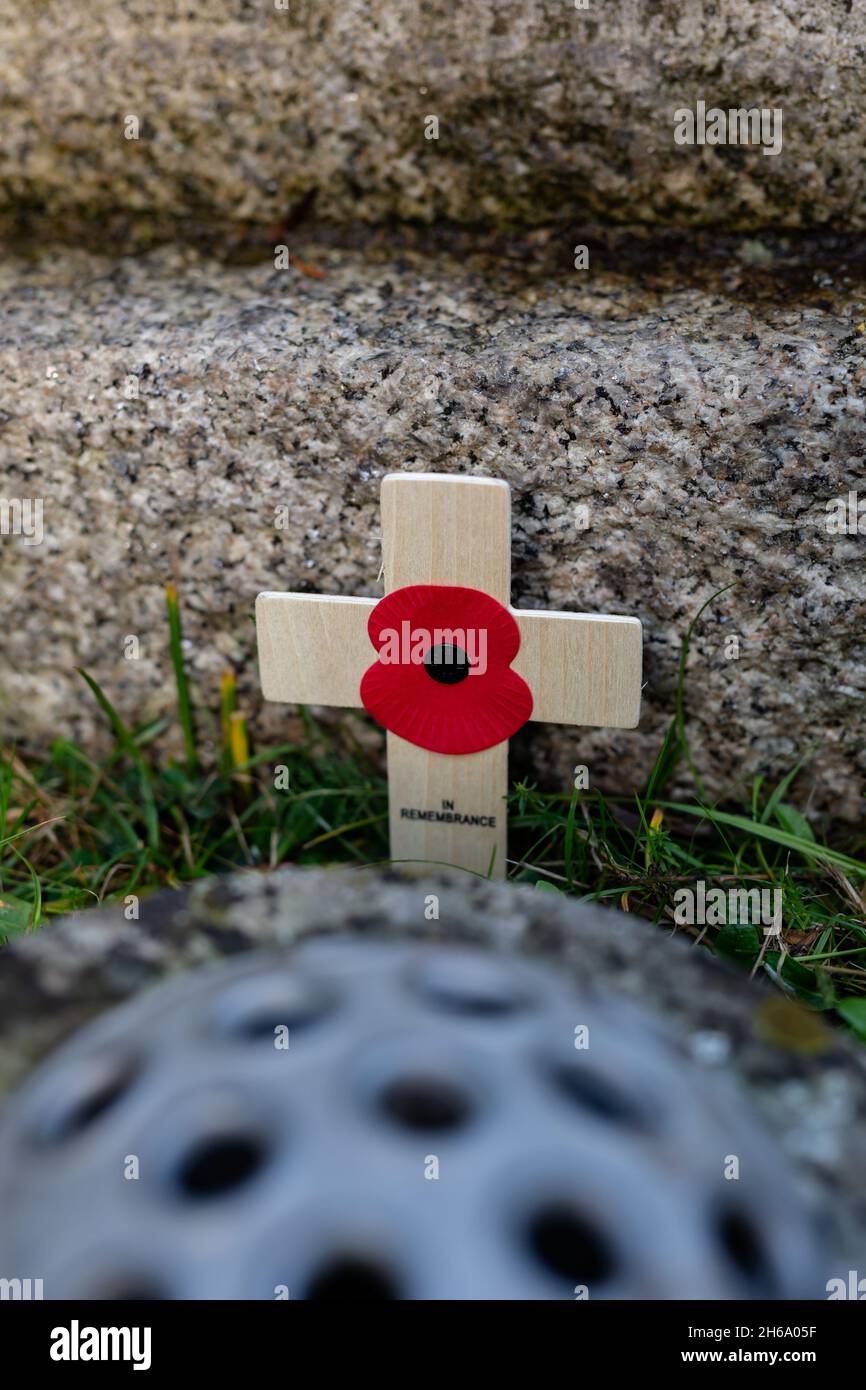 Memorial wooden cross poppy hi-res stock photography and images - Alamy