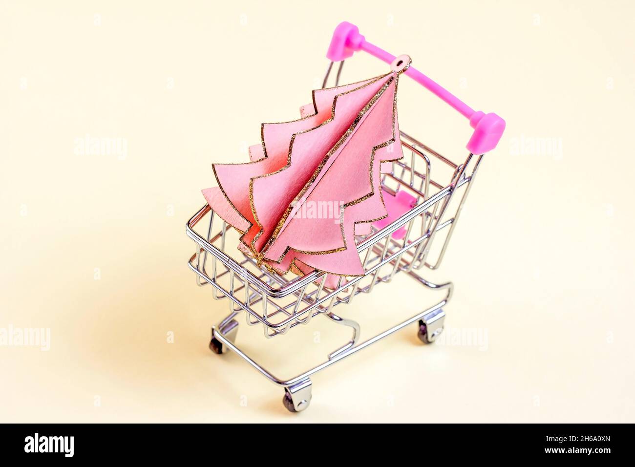 Christmas tree shopping trolley hi-res stock photography and images - Alamy