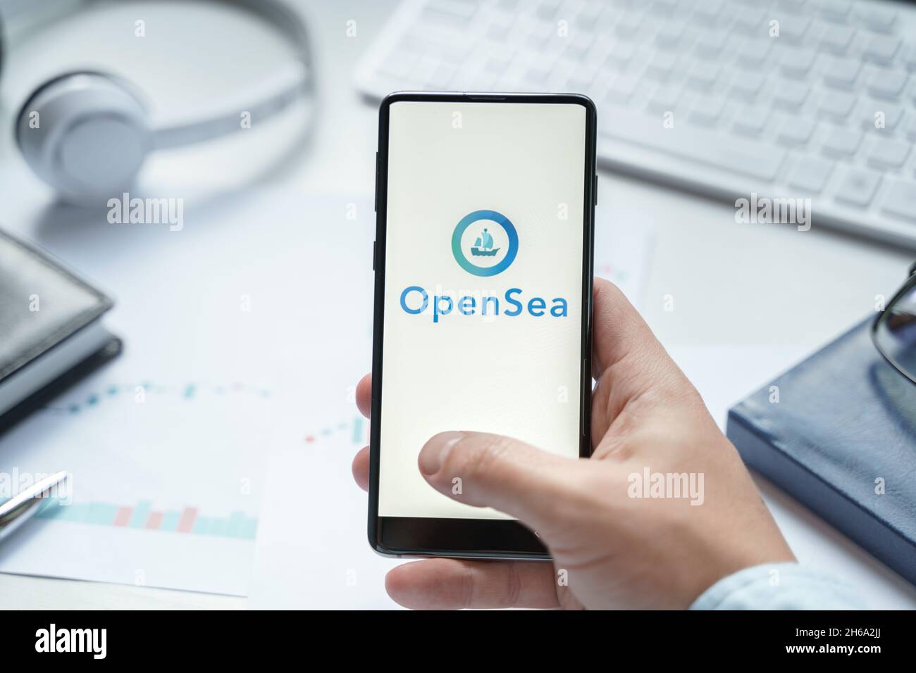 Opensea logo hi-res stock photography and images - Alamy