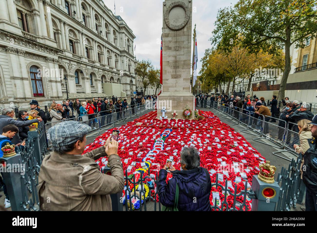 London, UK. 14th Nov, 2021. People come to see the wreaths at the foot ...
