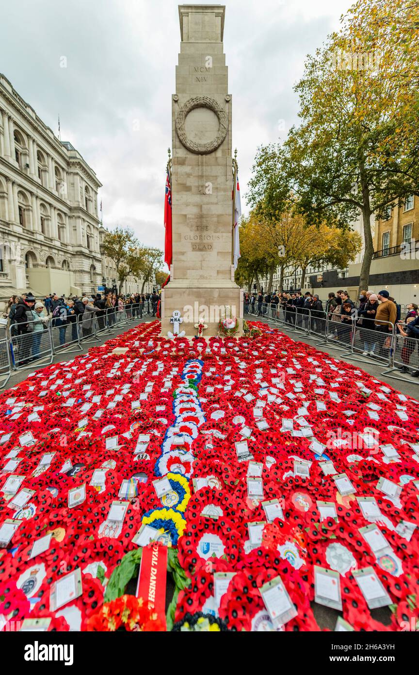 London, UK. 14th Nov, 2021. People come to see the wreaths at the foot ...