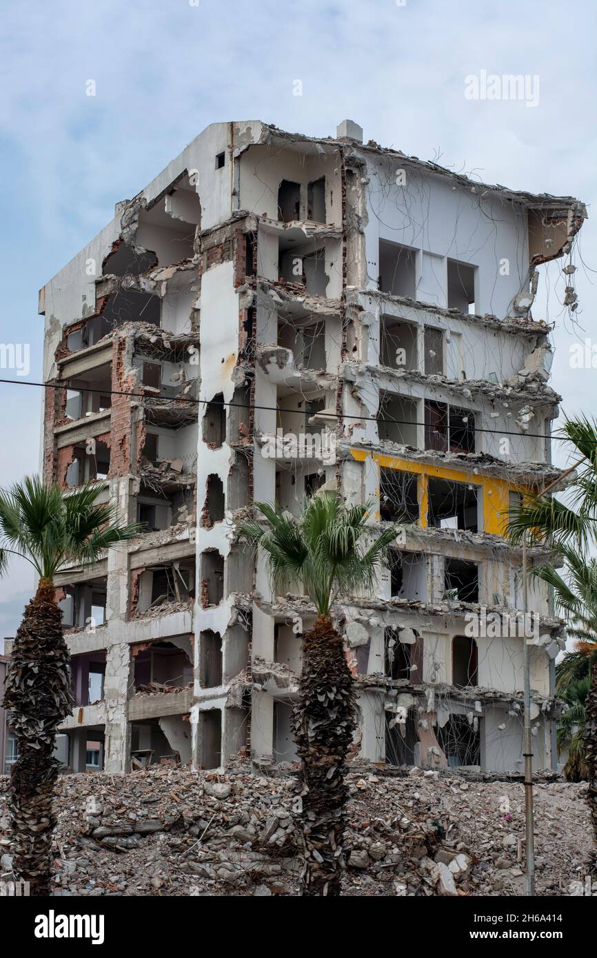 The high-rise building damaged in the earthquake is being demolished ...