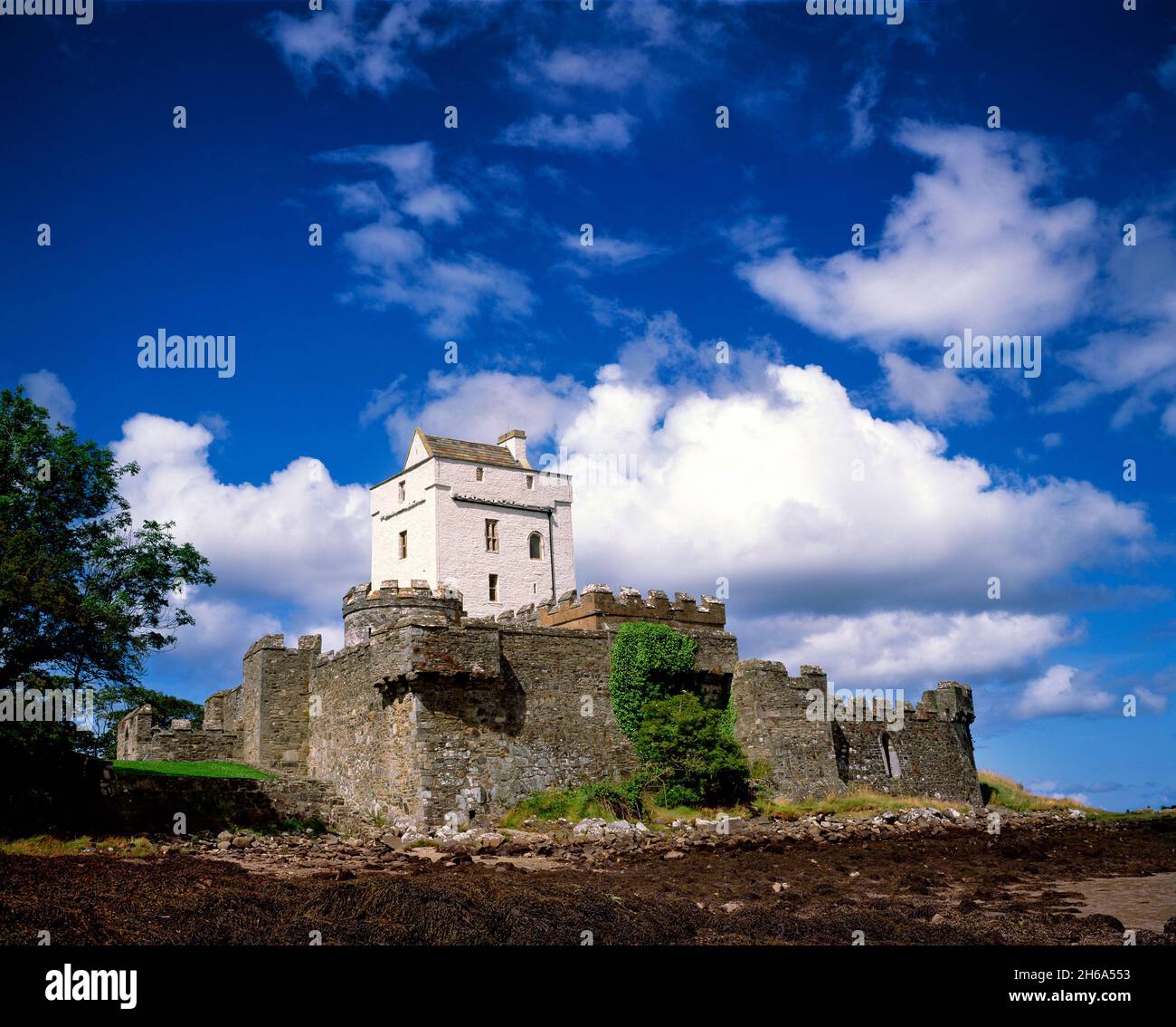 Doe castle county donegal hi-res stock photography and images - Alamy