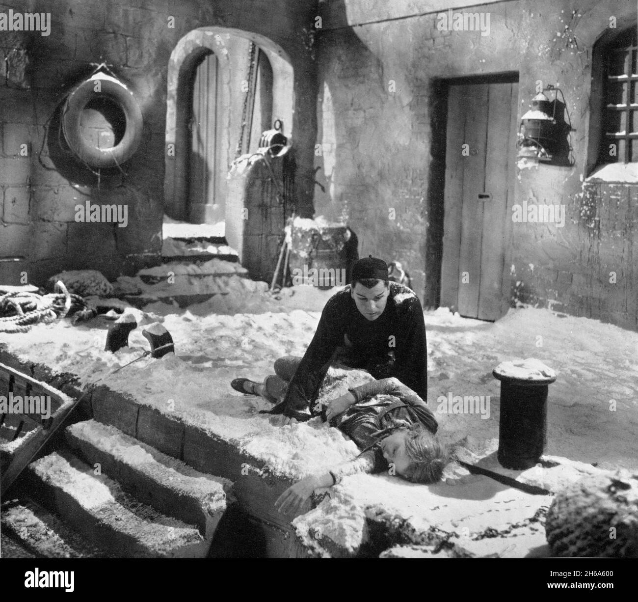 Broken blossoms film hi-res stock photography and images - Alamy