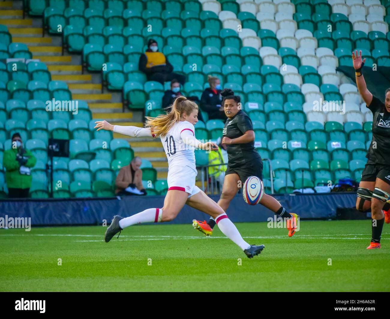 Red roses rugby black ferns hi-res stock photography and images - Alamy