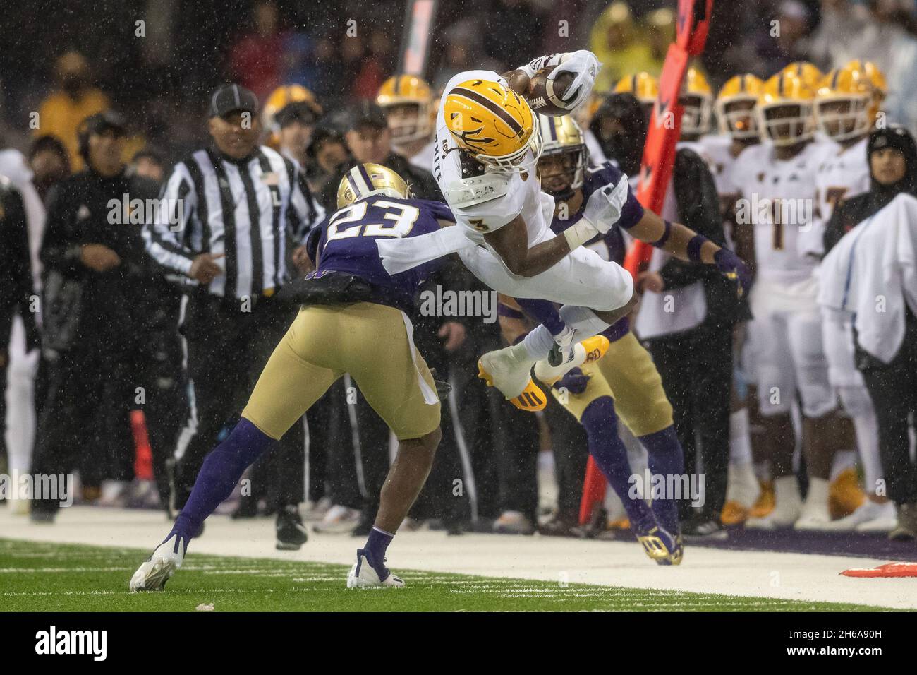 Seattle, United States. 13th Nov, 2021. Washington Huskies defensive ...