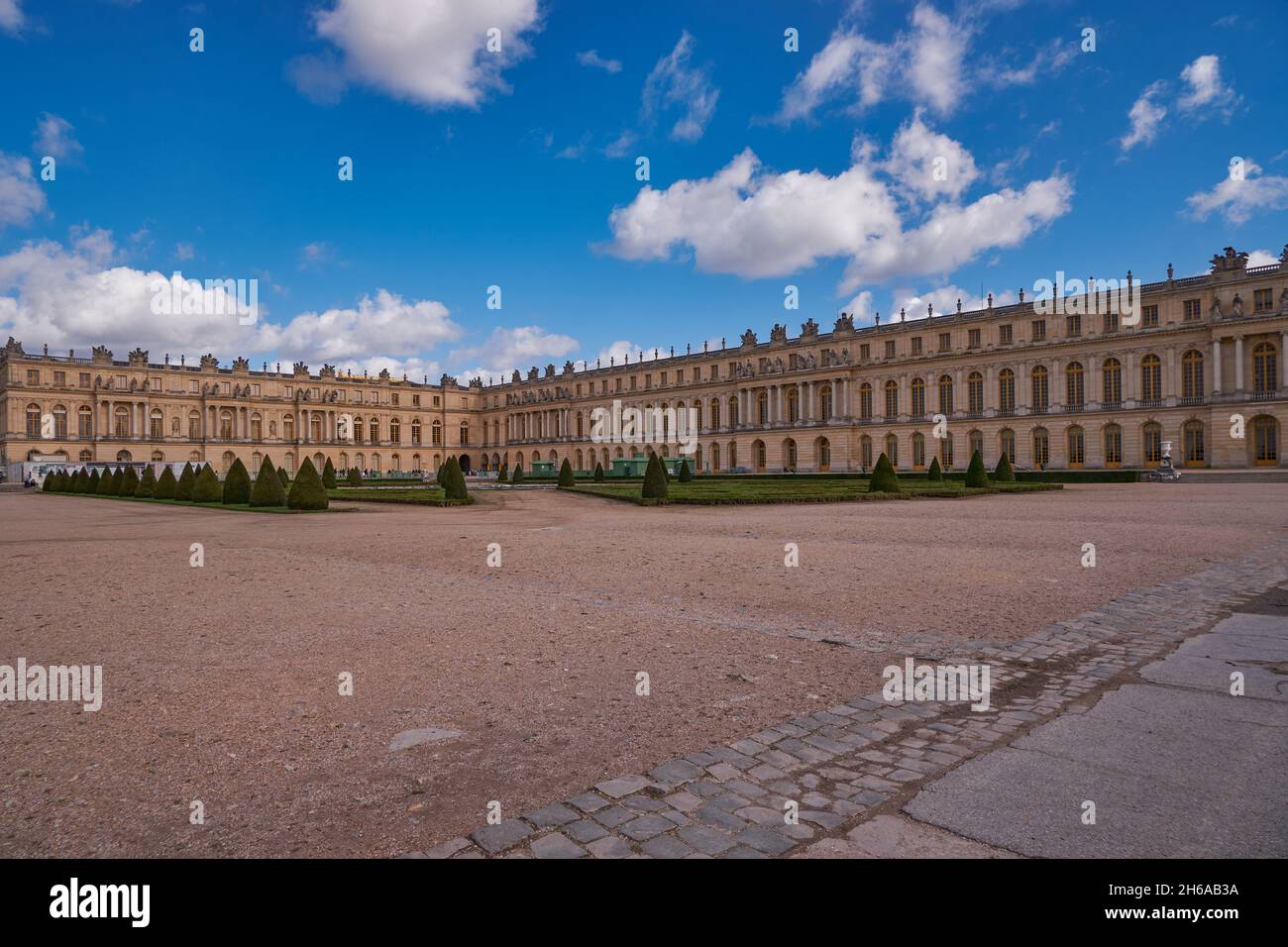 The Beautiful Facade of Chateau de Versailles (Palace of Versailles ...