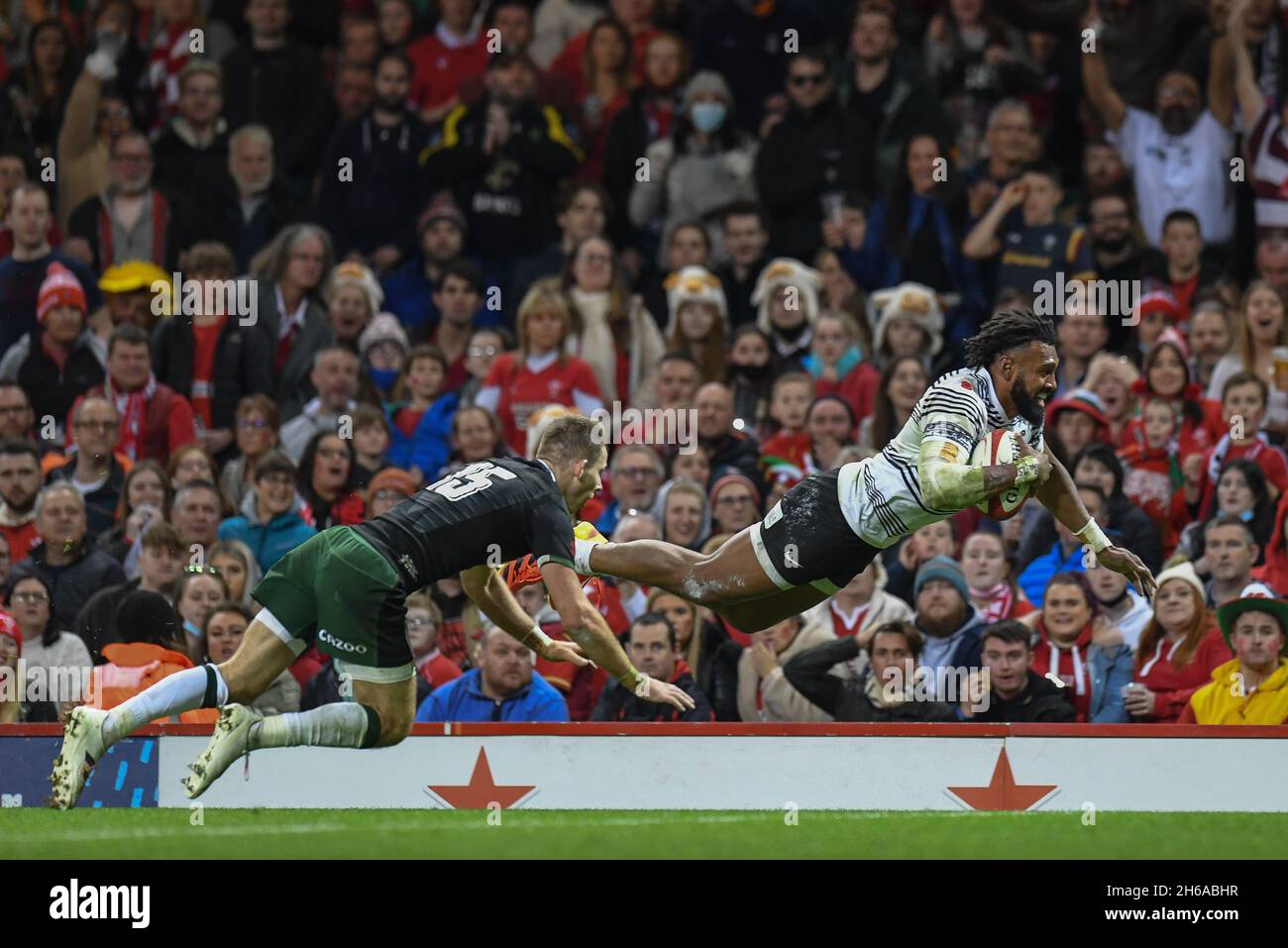 Waisea Nayacalevu (captain) of Fiji scores for Fiji Stock Photo - Alamy