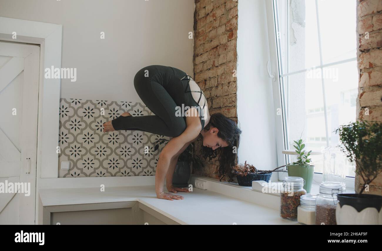 Lowering into position hi-res stock photography and images - Alamy