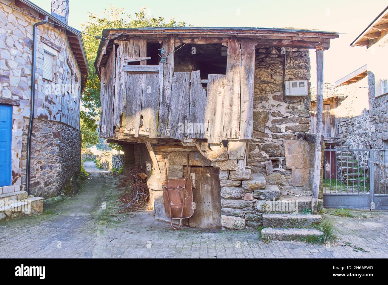 Building made of rocks hi-res stock photography and images - Alamy