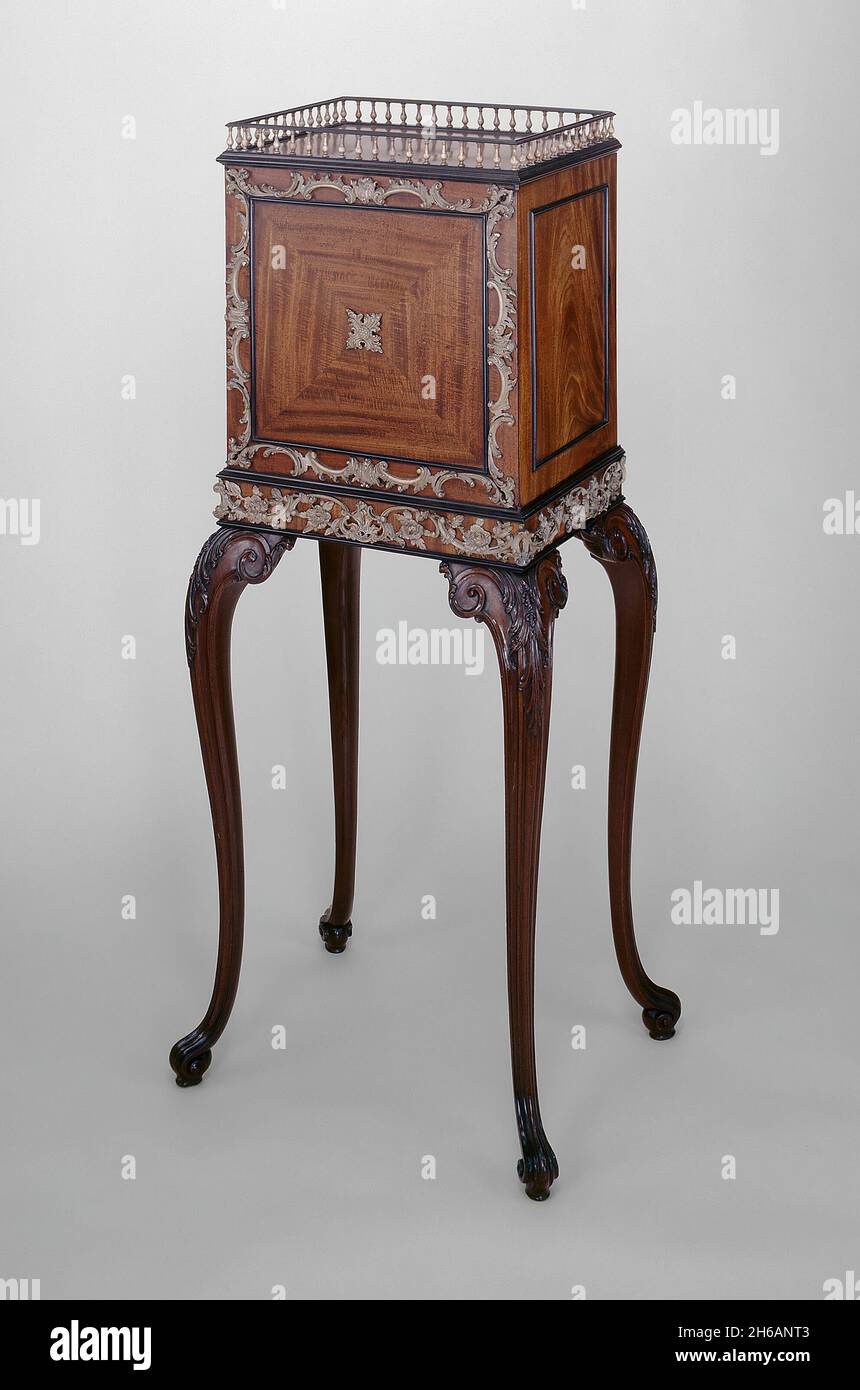 Rococo stand hi-res stock photography and images - Alamy