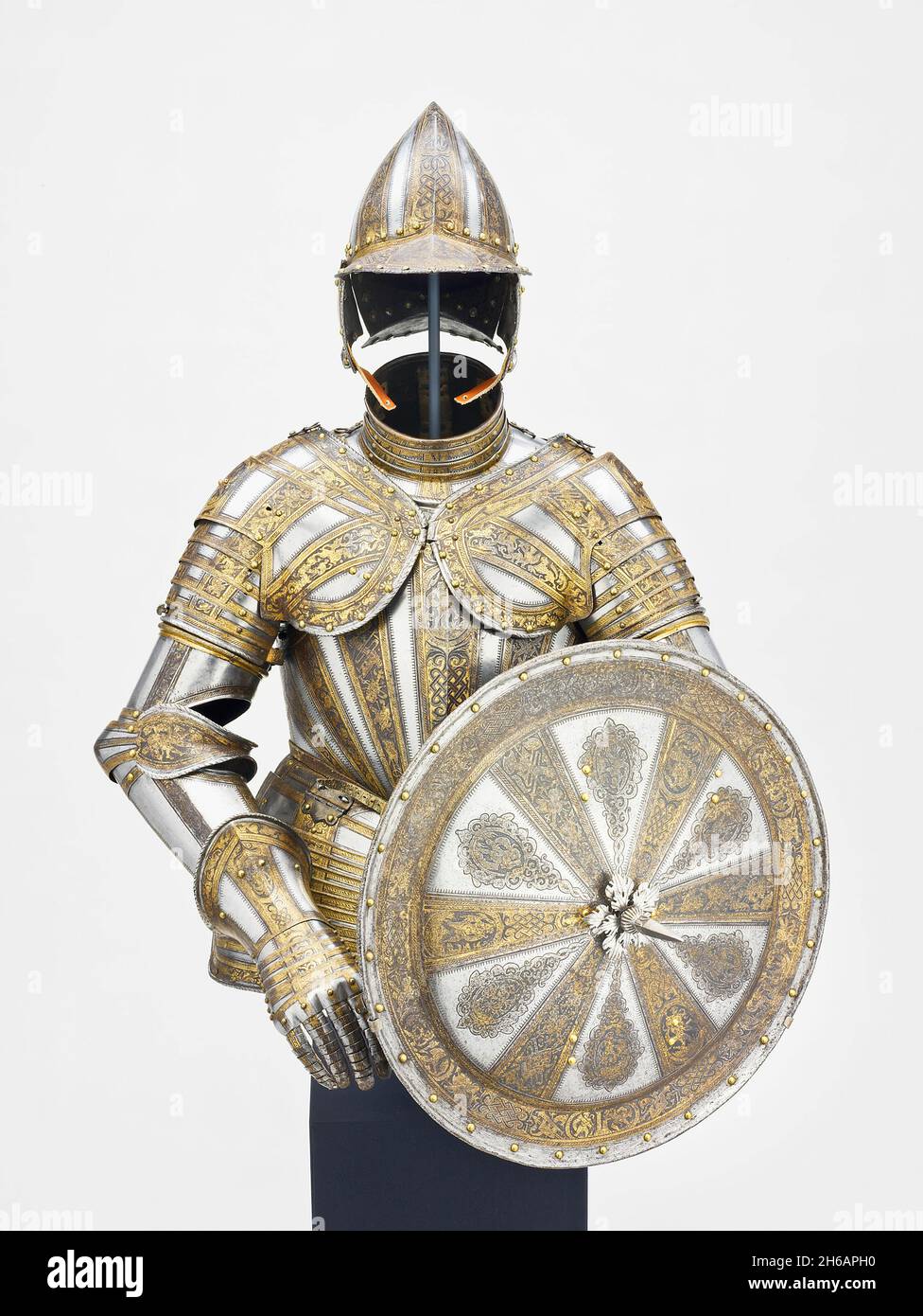 Half suit of armor hi-res stock photography and images - Alamy