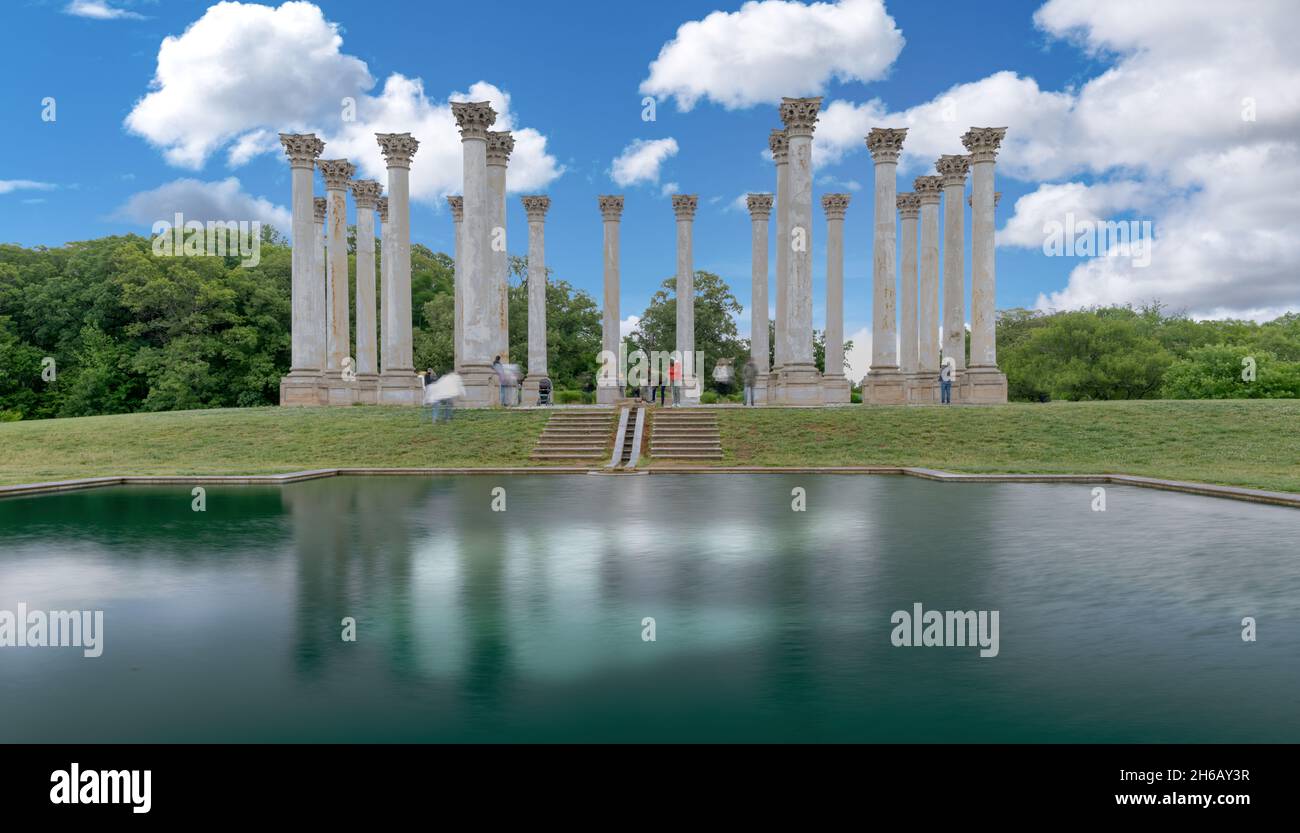 Pond and reflection of architectural pillars in a park Stock Photo - Alamy