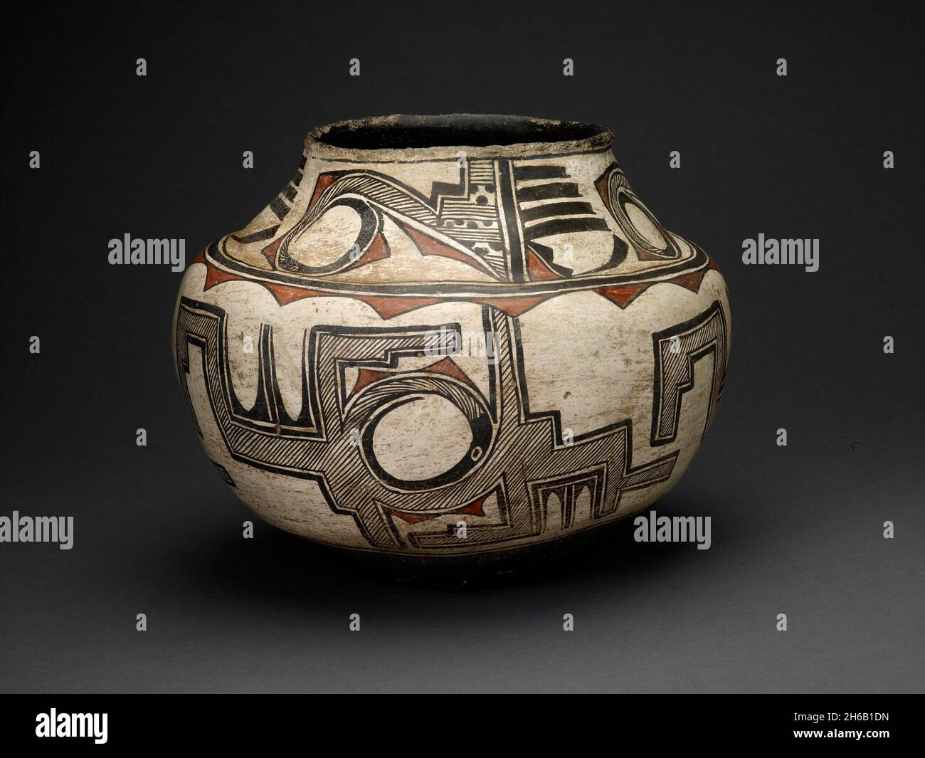 Zuni pueblo jar hi-res stock photography and images - Alamy