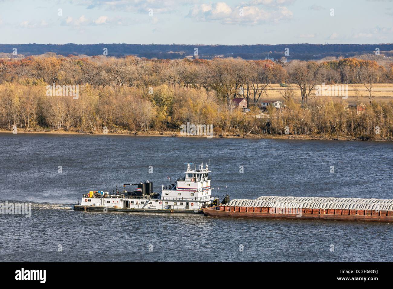 The ACBL Tom Behringer pushing barges southbound on the Mississippi ...