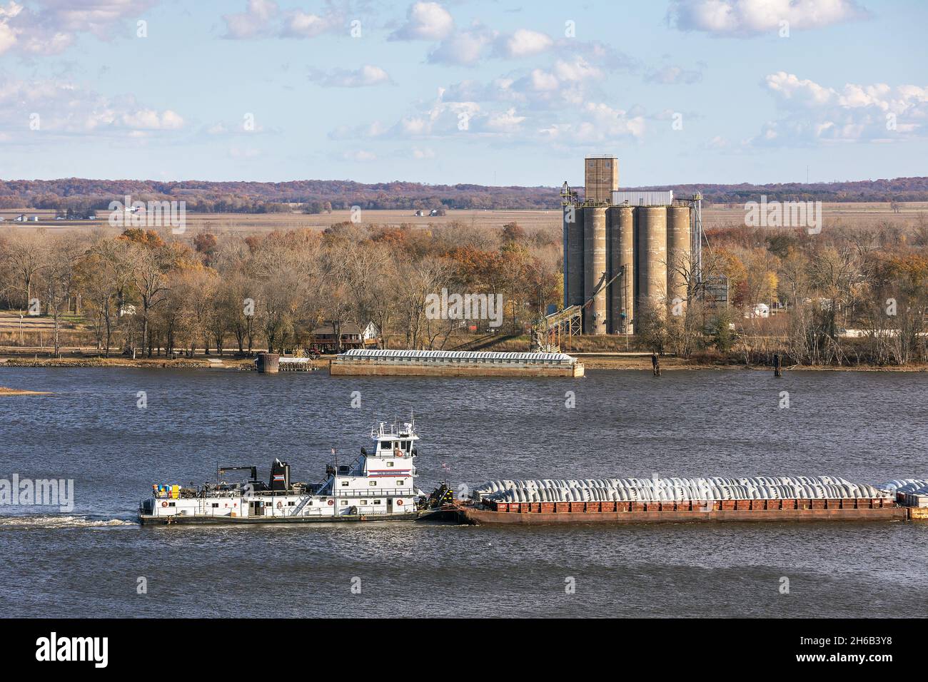 The ACBL Tom Behringer pushing barges southbound on the Mississippi ...