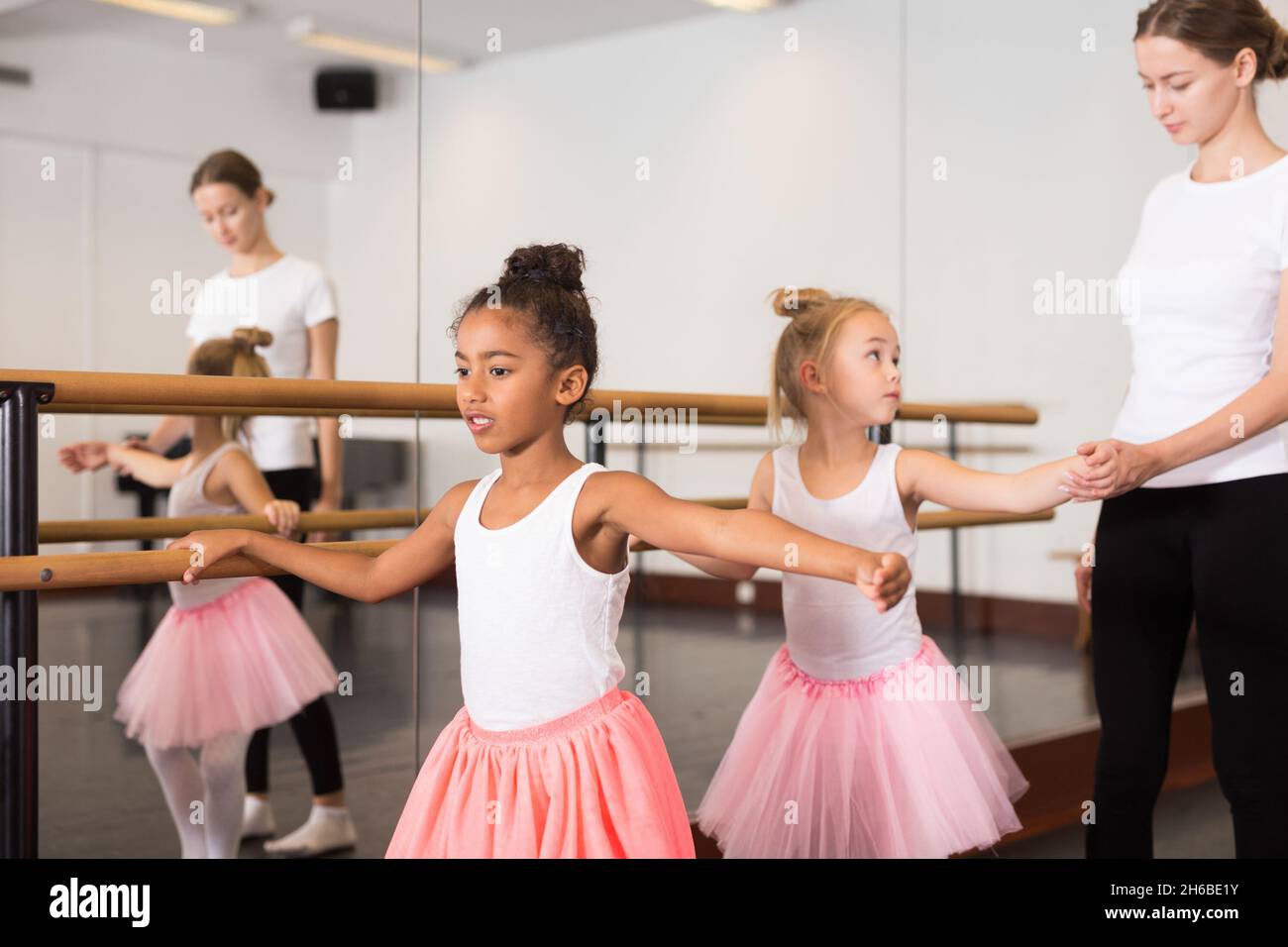 Ballet plie barre hi-res stock photography and images - Alamy