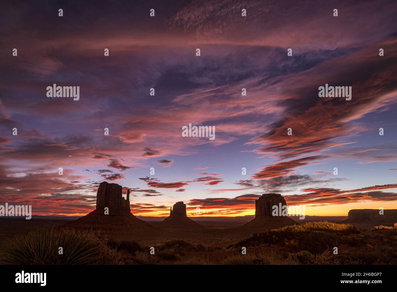 Dawn over monument valley navajo hi-res stock photography and images ...