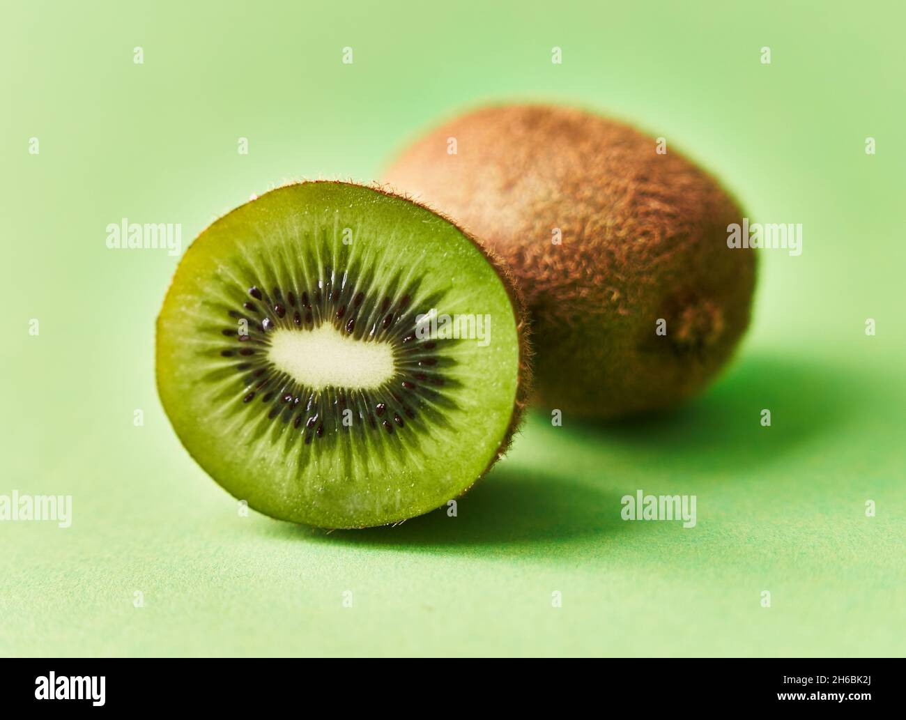 Kiwi fruit cut middle hi-res stock photography and images - Alamy