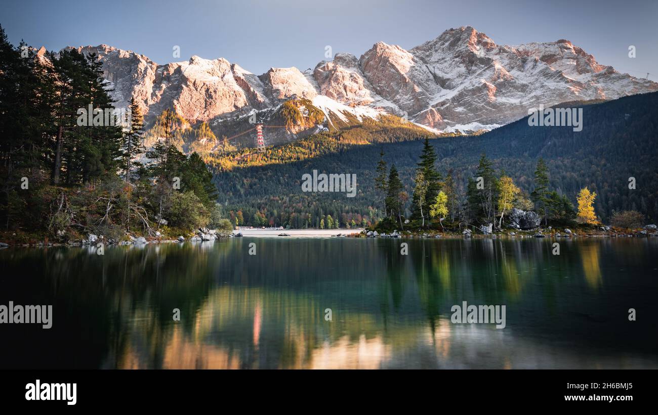 The beautiful scenery of Eibsee Lake with Wetterstein Mountains in ...