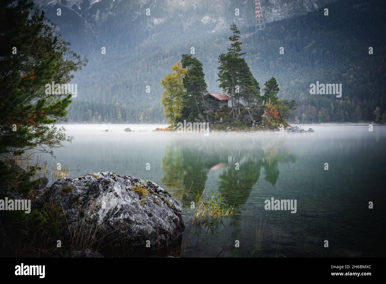 The beautiful scenery of Eibsee Lake with Wetterstein Mountains in ...