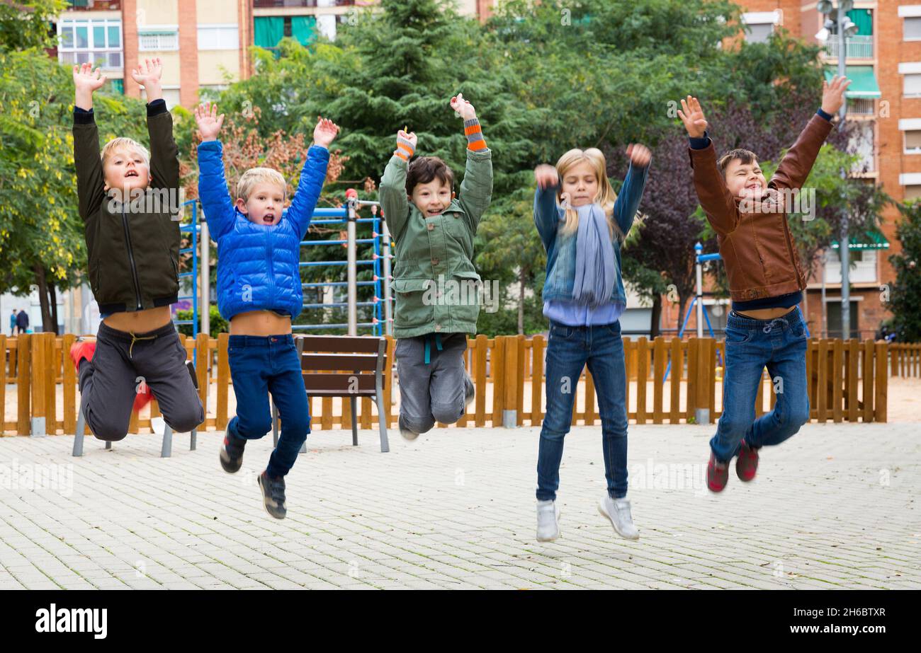 Happy kids jumping Stock Photo - Alamy