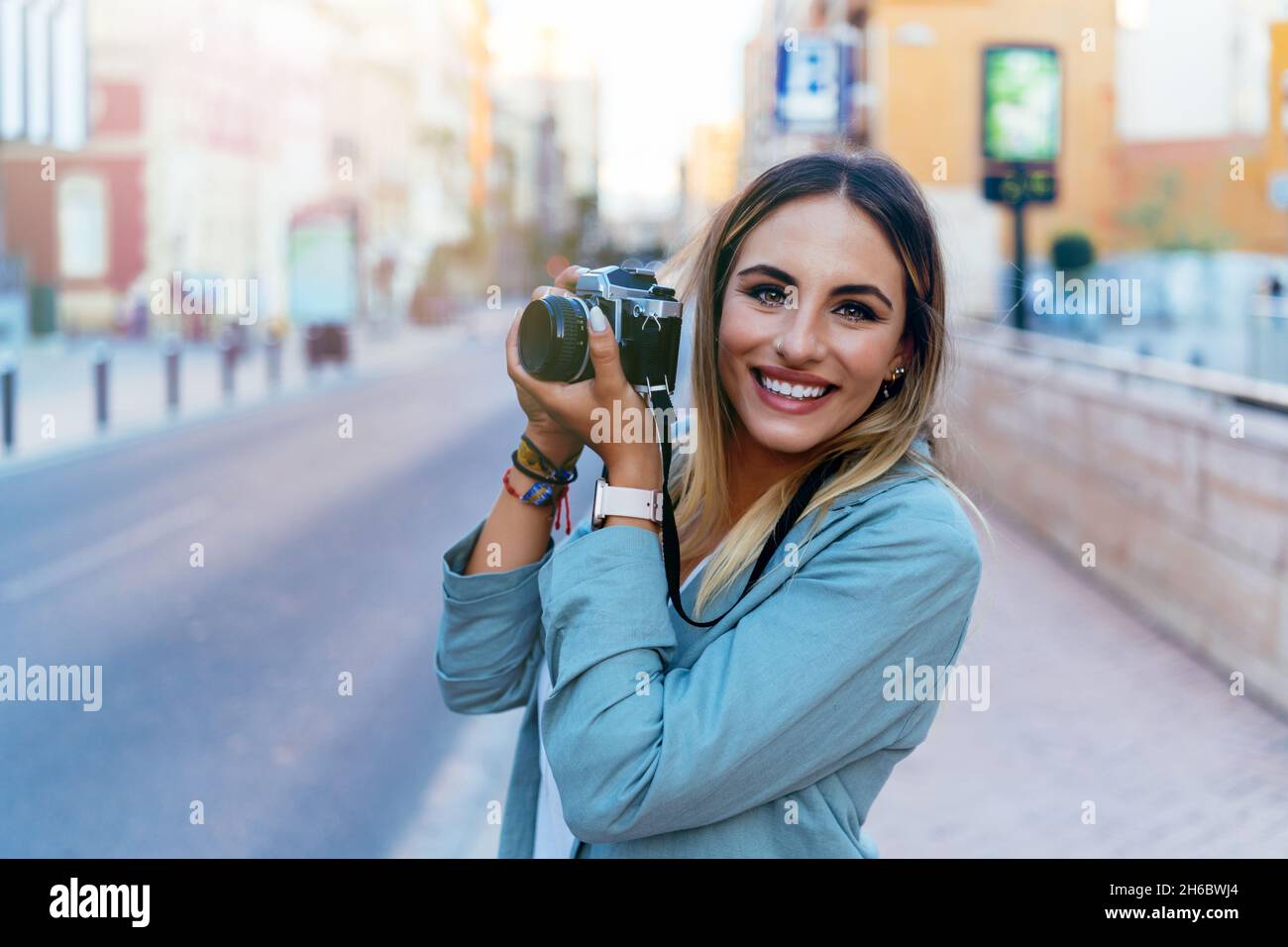 Woman street photographer hi-res stock photography and images - Alamy