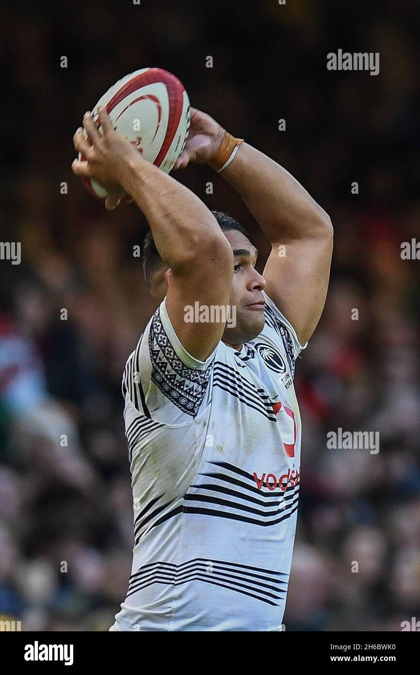 Sam Matavesi of Fiji, takes a line out Stock Photo - Alamy