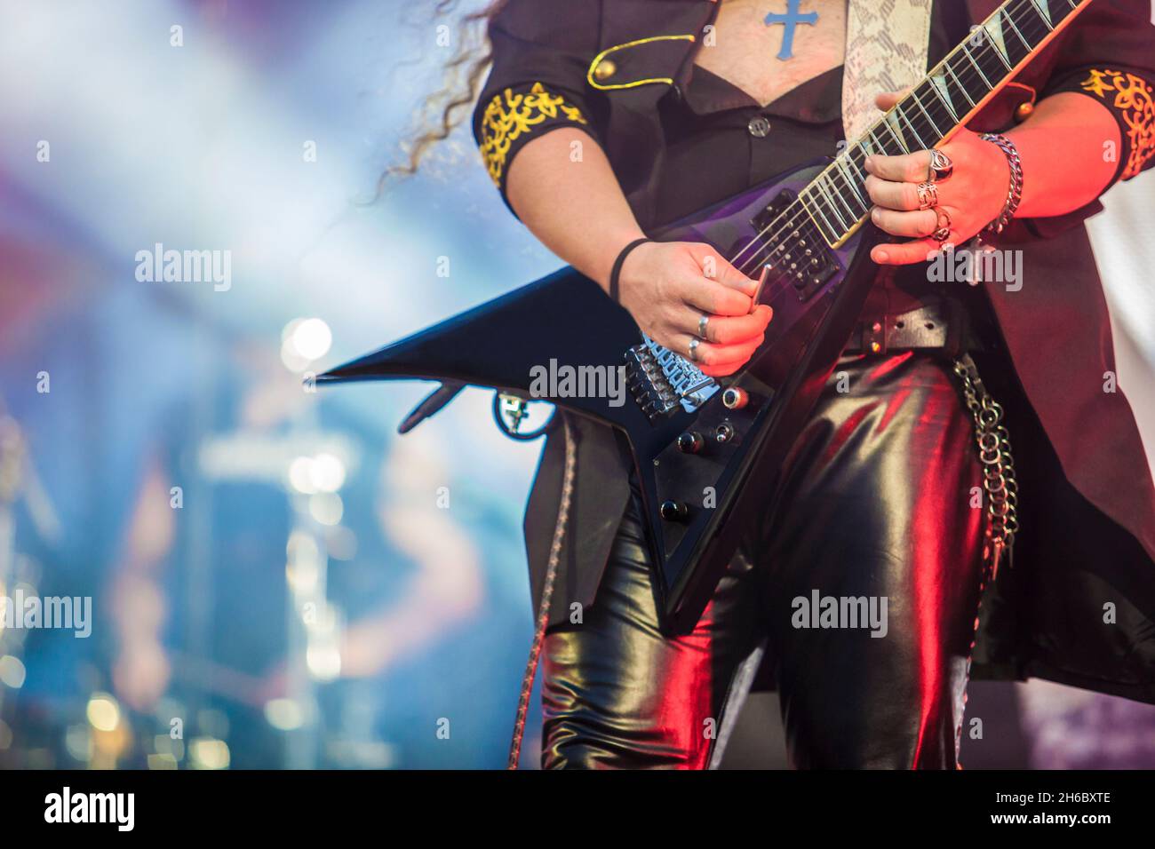 Hard rock musician performing. Guitar player Stock Photo - Alamy