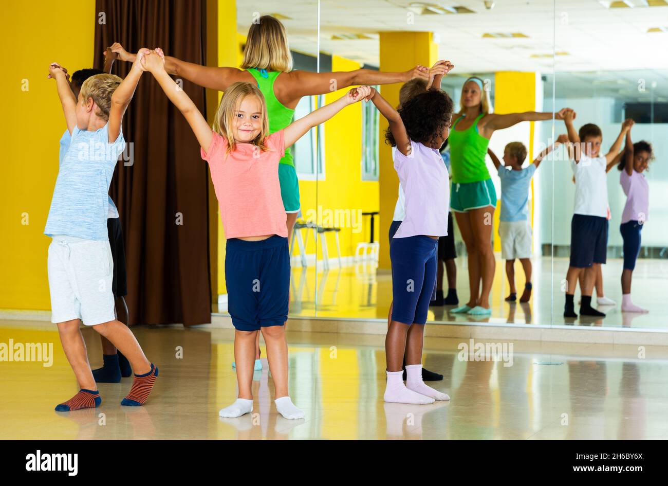 Circle dancing class hi-res stock photography and images - Alamy
