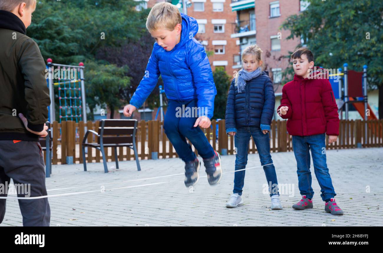 Children skipping rope hi-res stock photography and images - Alamy