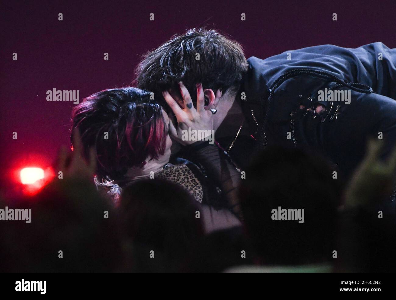 Yungblud on stage hi-res stock photography and images - Alamy