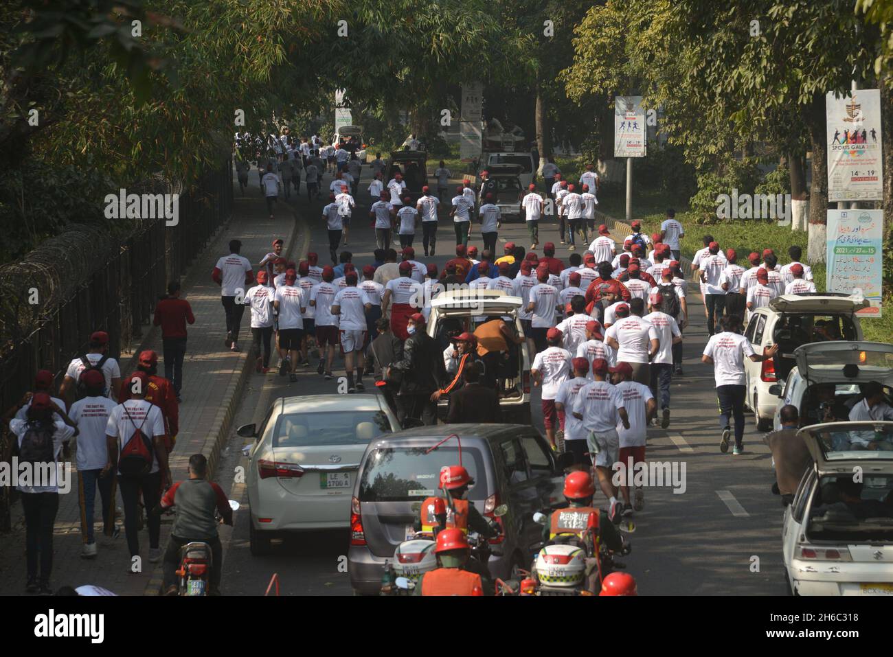 Lahore, Pakistan. 14th Nov, 2021. Pakistani students participating in a ...