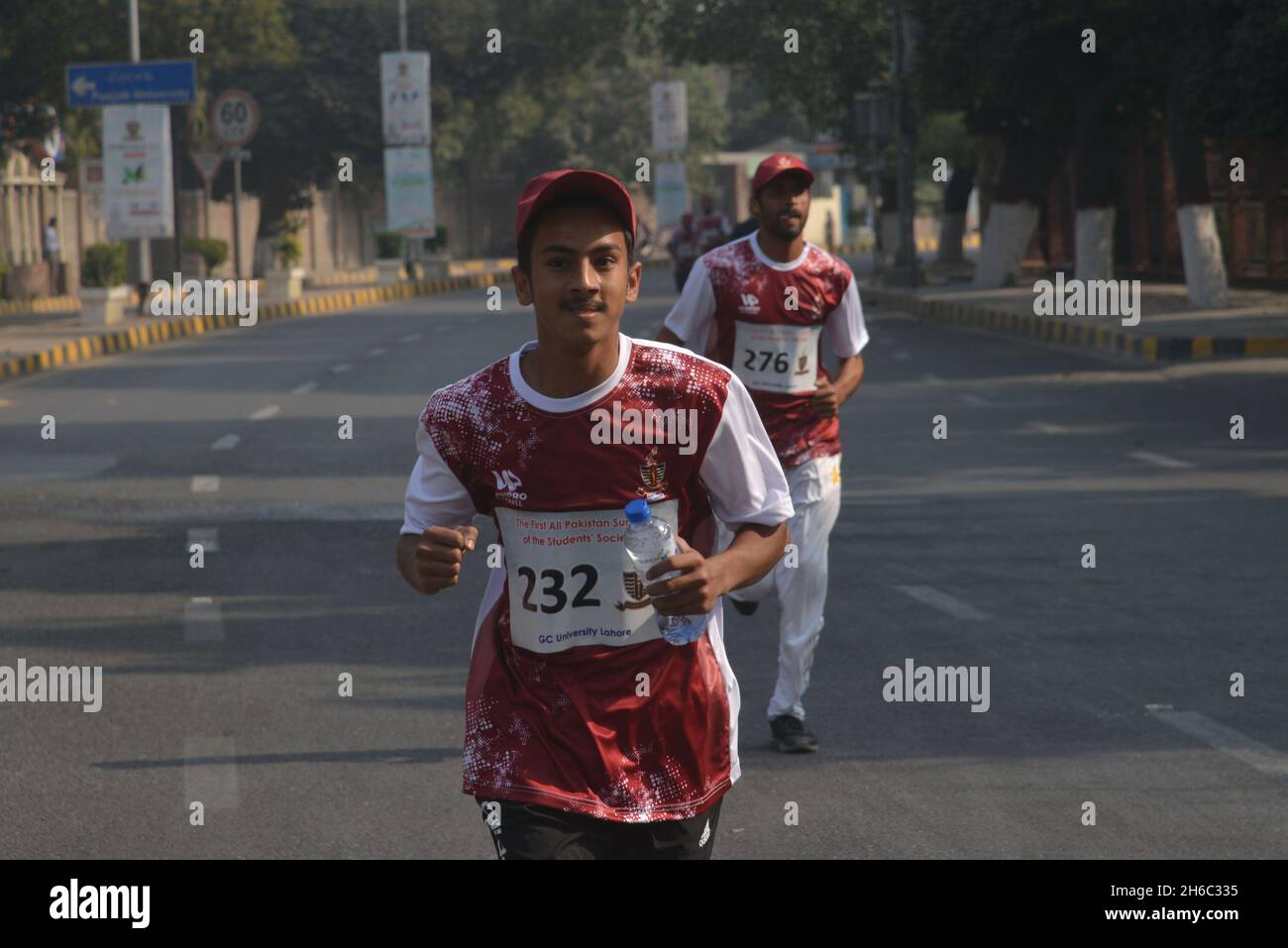 Lahore, Pakistan. 14th Nov, 2021. Pakistani students participating in a ...