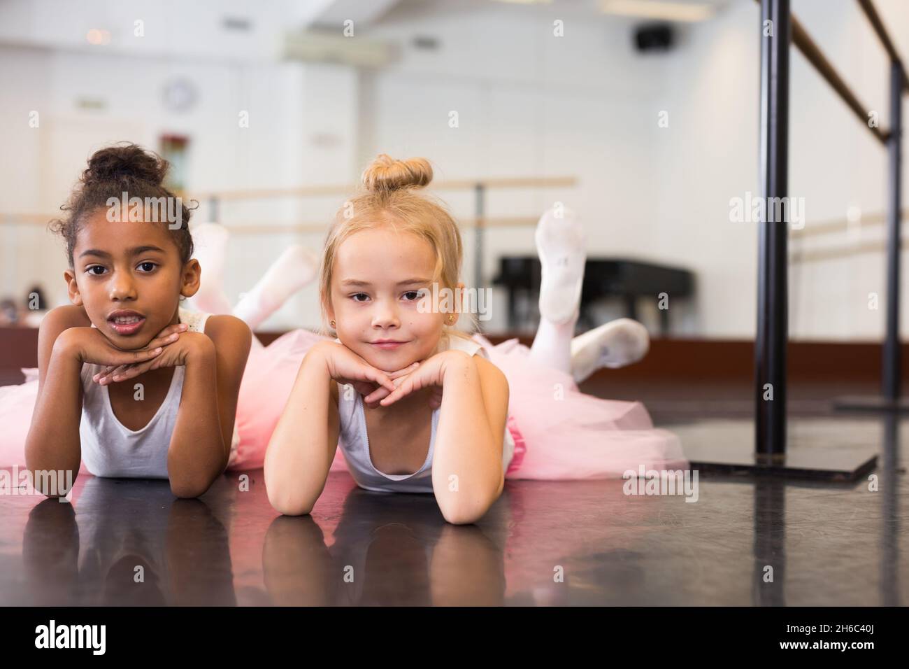 Ballet plie barre hi-res stock photography and images - Alamy